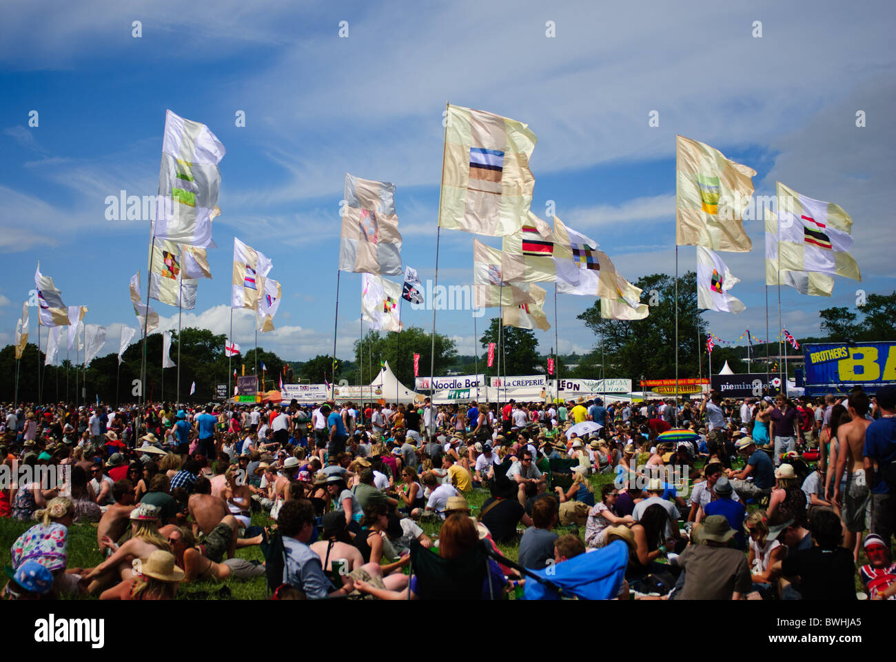 Glastonbury crowd sun hi-res stock photography and images - Alamy