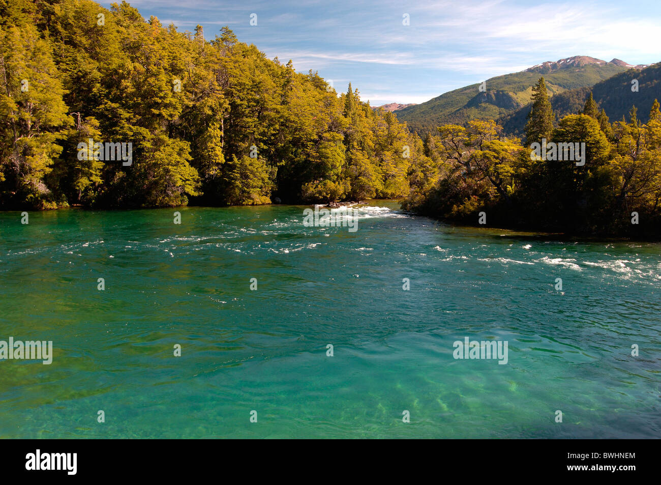 Rio Arrayanes Parque National Los Alerces Nationalpark Andes mountain ...