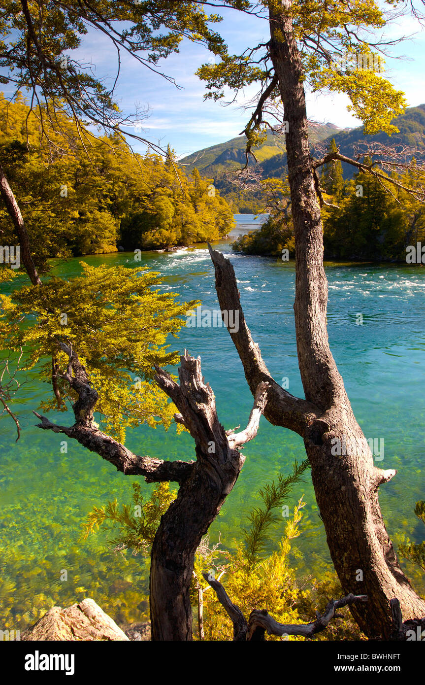 Rio Arrayanes Parque National Los Alerces Nationalpark Andes mountain ...