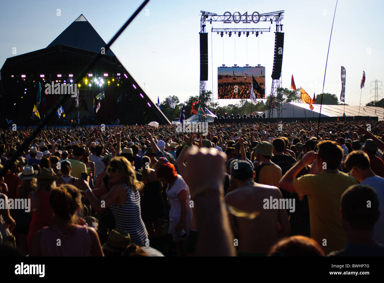 Crowds at the Pyramid stage, Glastonbury music festival 2010 Stock ...