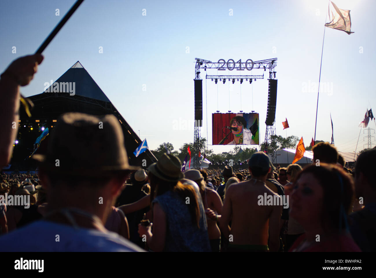 Crowds at the Pyramid stage, Glastonbury music festival 2010 Stock ...