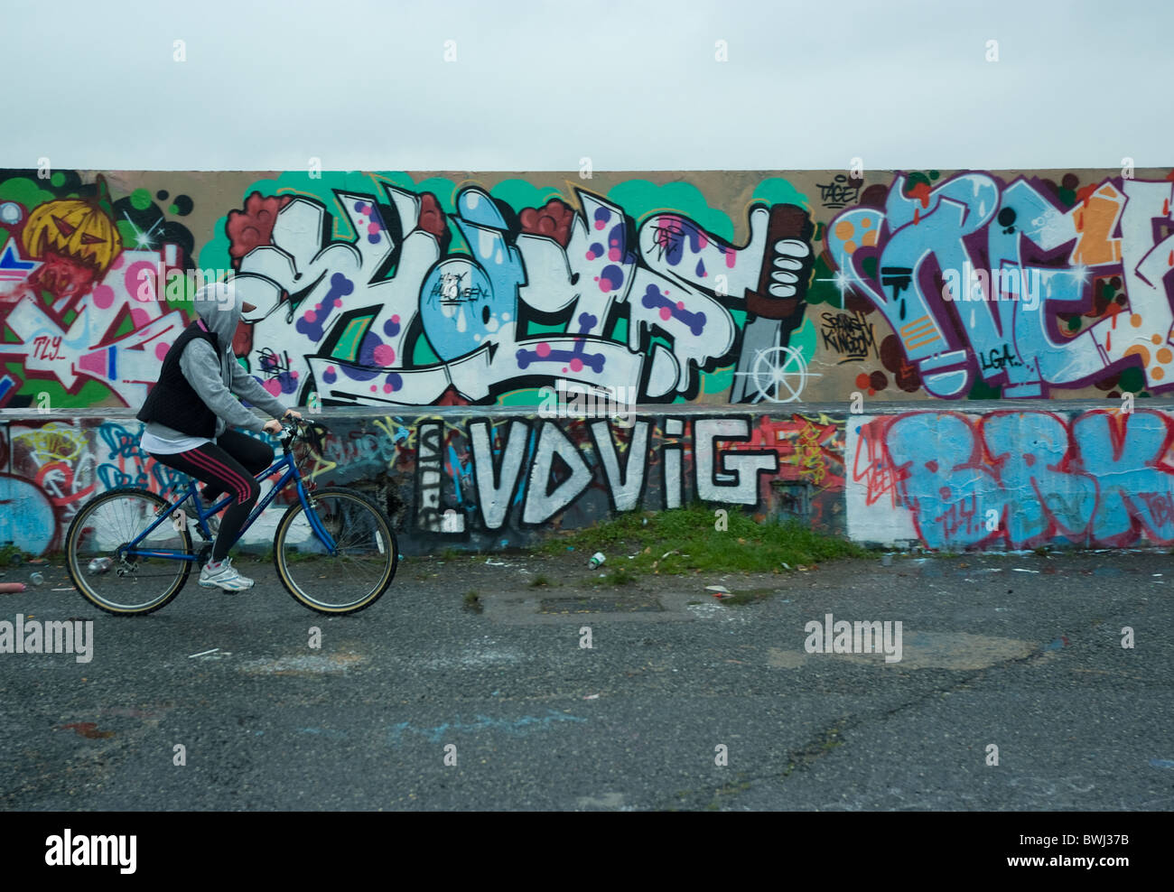 Greenway path london hi-res stock photography and images - Alamy