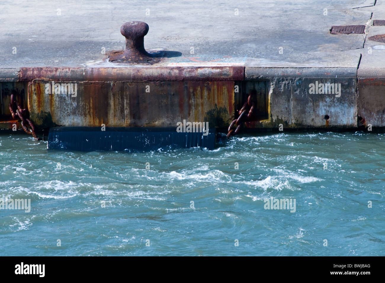 Ships capstan hi-res stock photography and images - Alamy