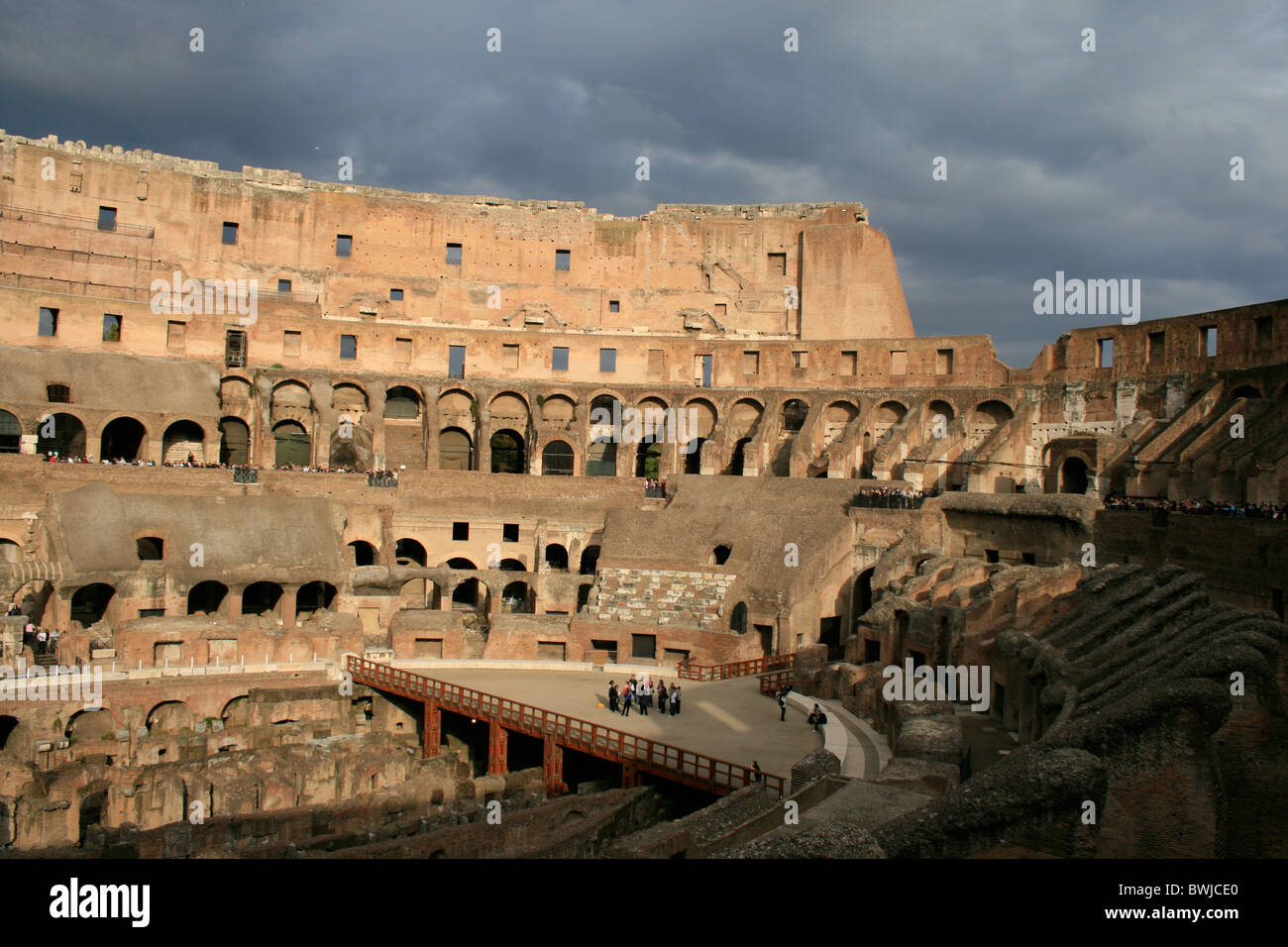 people in the colosseum amphitheatre wall facade, rome Stock Photo - Alamy