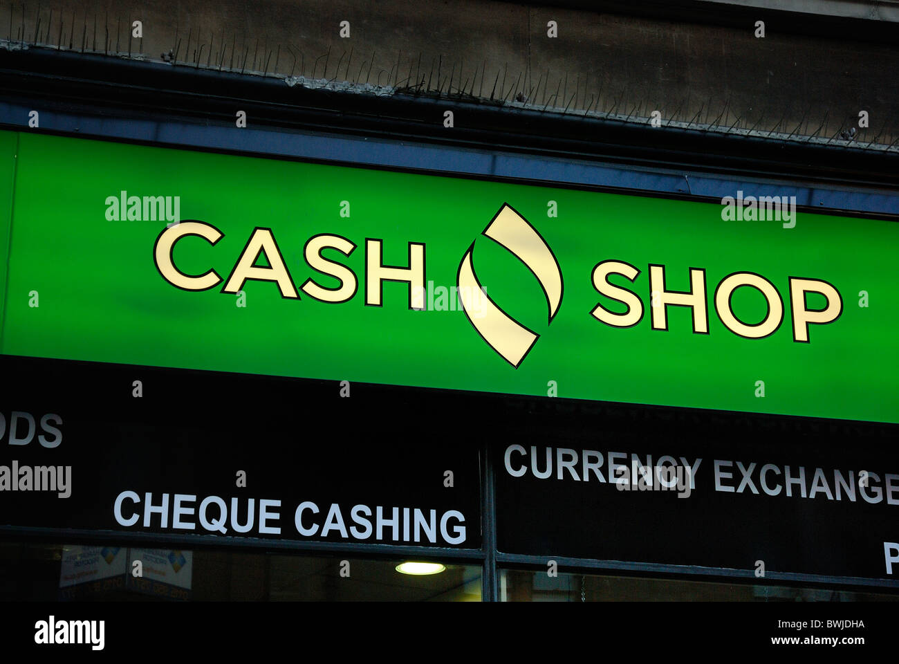 cash shop in city centre uk Stock Photo - Alamy