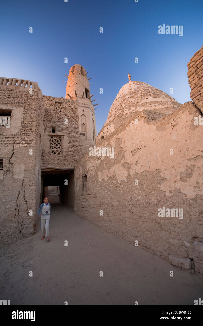 The medieval/Ottoman town of Al Qasr, Dakhla Oasis, Egypt Stock Photo ...