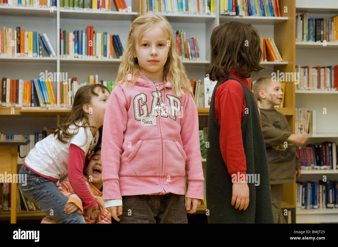 Primary school pupils in the school library Stock Photo - Alamy
