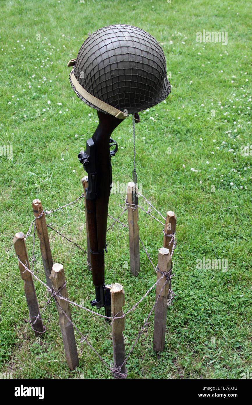 World War II WWII memorial with a rifle and helmet Stock Photo - Alamy
