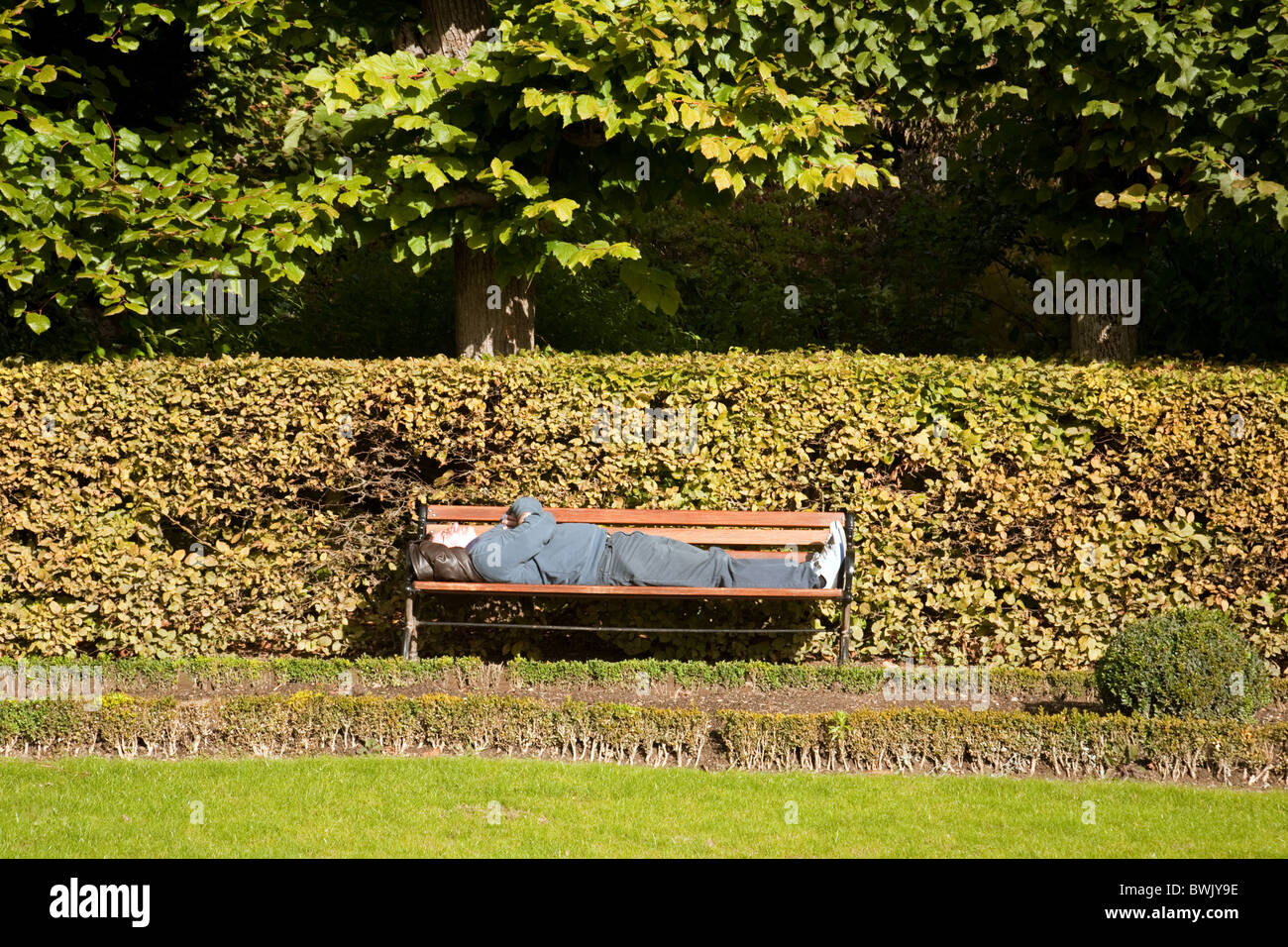 Man sleeping on park bench hi-res stock photography and images - Alamy