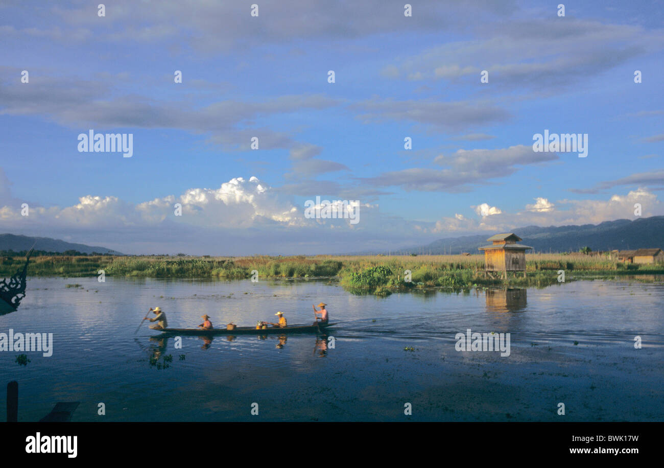 Asia Birma Myanmar Inle Lake people rowing Boat towards Ywama Stock ...