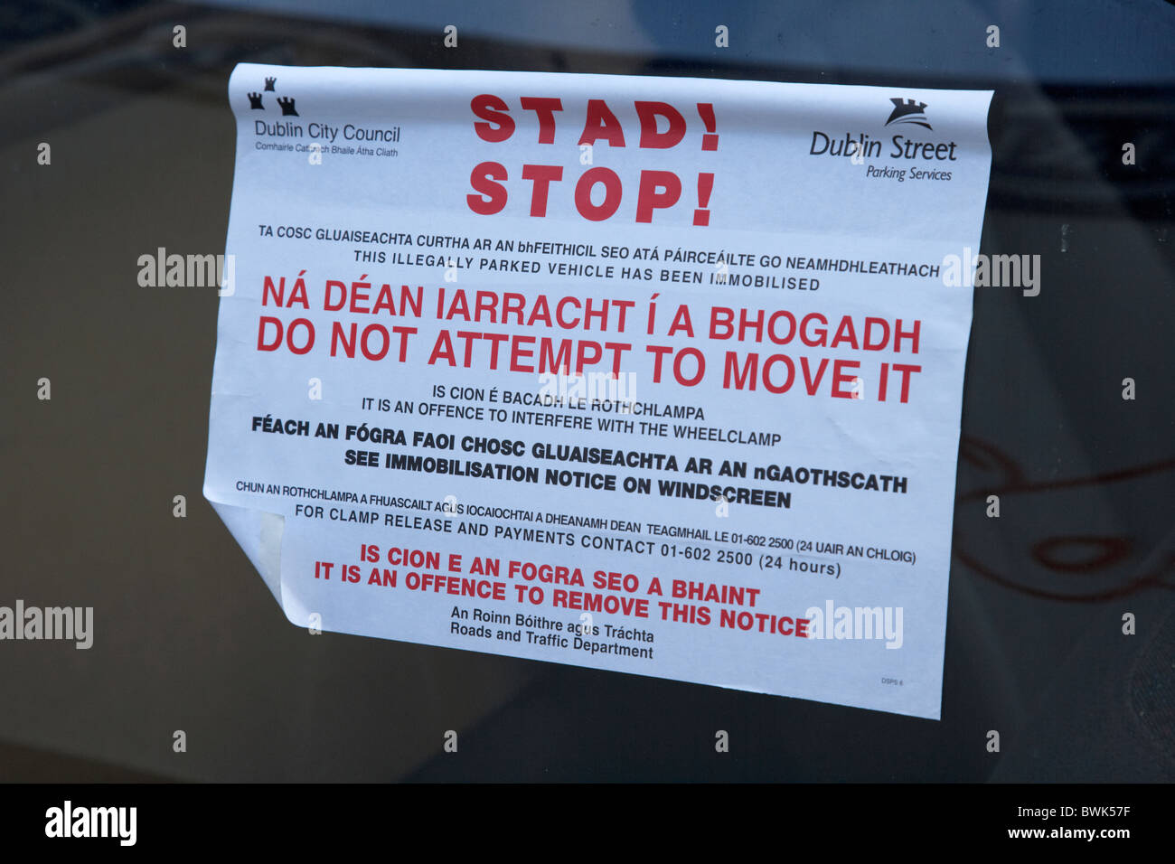 Car vehicle park parked sign notice hi-res stock photography and images ...