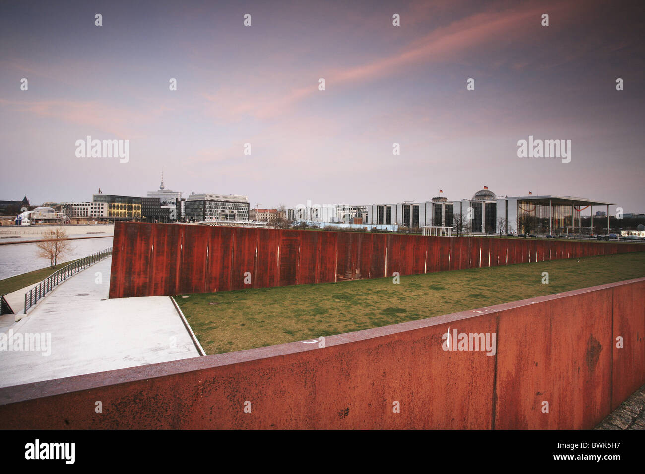 Modern sculpture as a reminder of the Berlin Wall, Governmental quarter ...