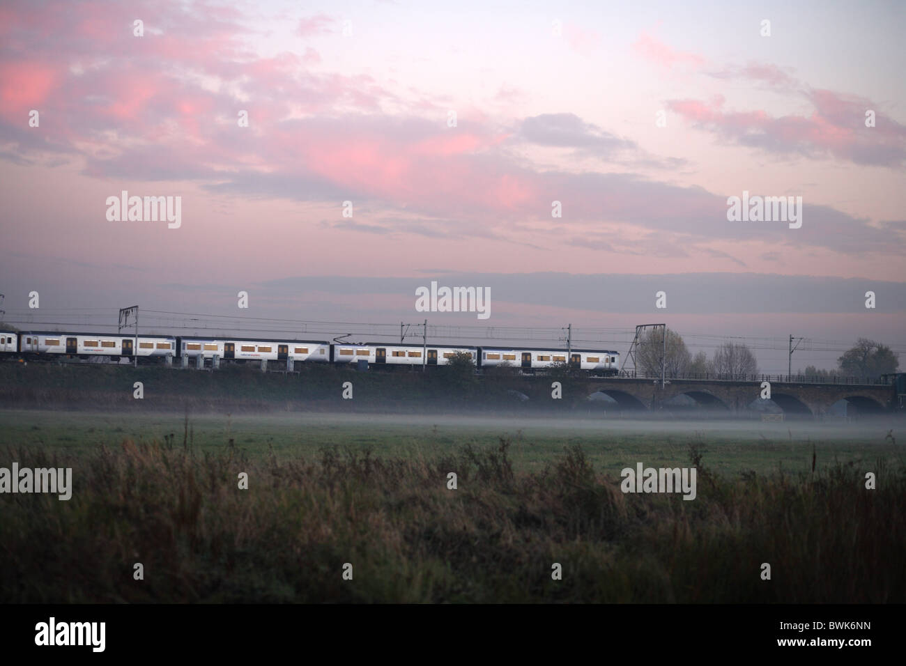 Mist park hi-res stock photography and images - Alamy