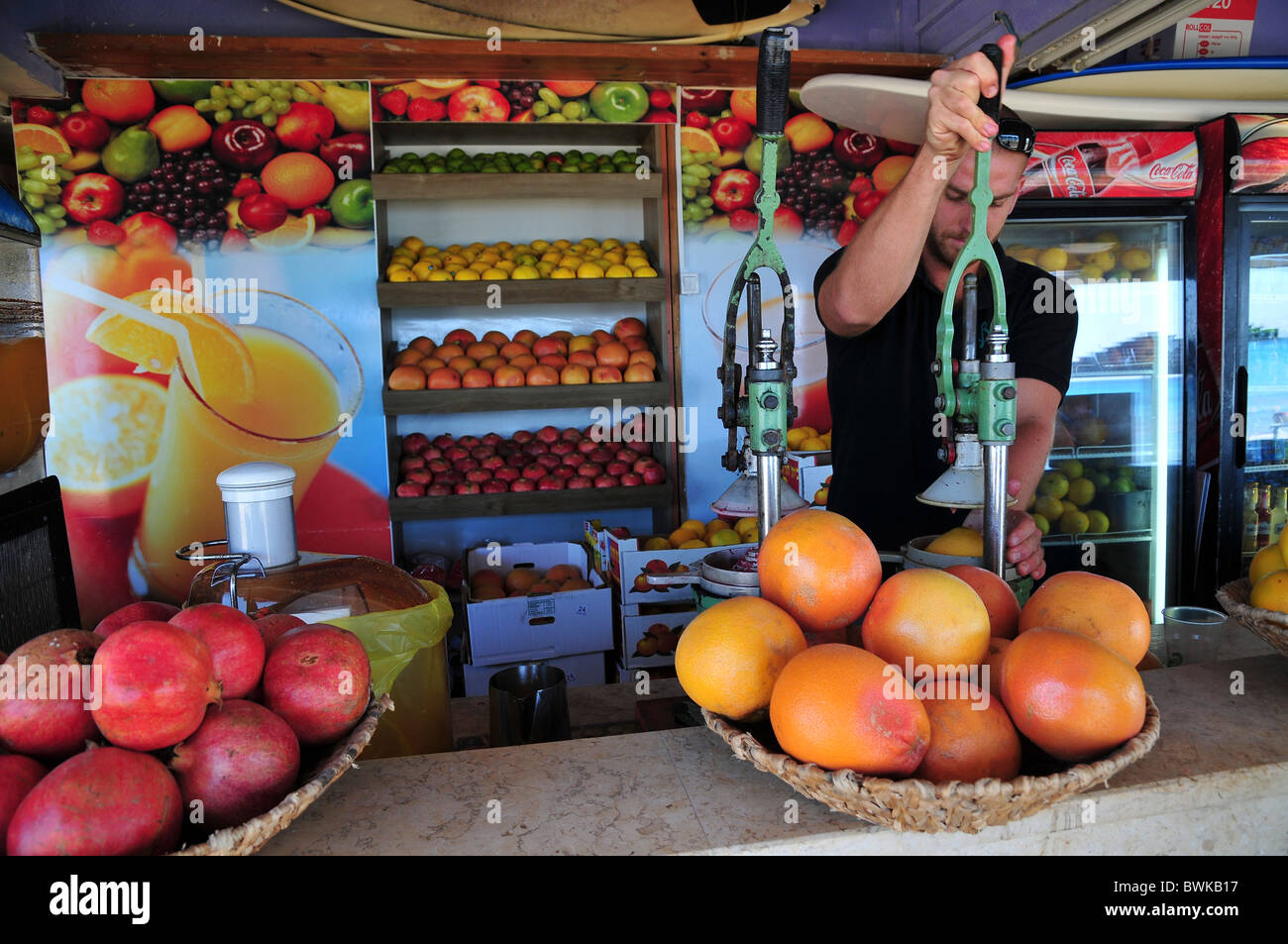 Israel, Haifa, a fruit juice kiosk man squeezes oranges Stock Photo - Alamy