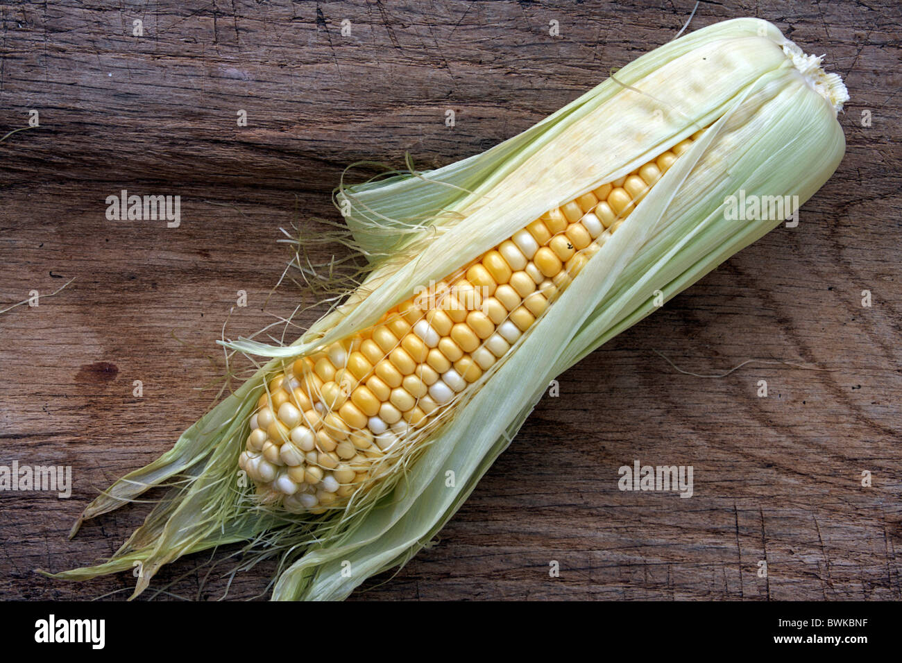 corncobs maize corn outside wood food eating Food Stock Photo - Alamy