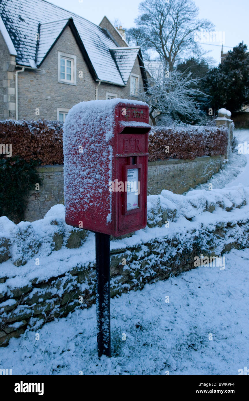 Red post box covered snow hi-res stock photography and images - Alamy