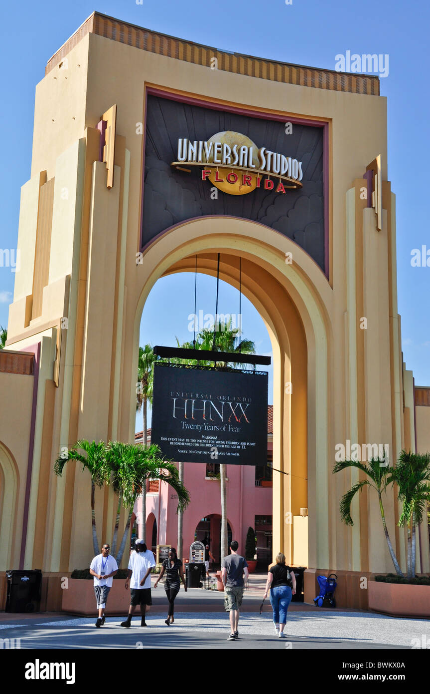 People walking universal studios hi-res stock photography and images ...