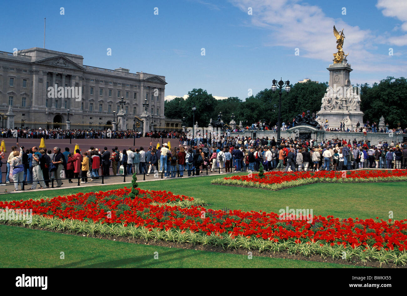 Buckingham palace queen crowd hi-res stock photography and images - Alamy