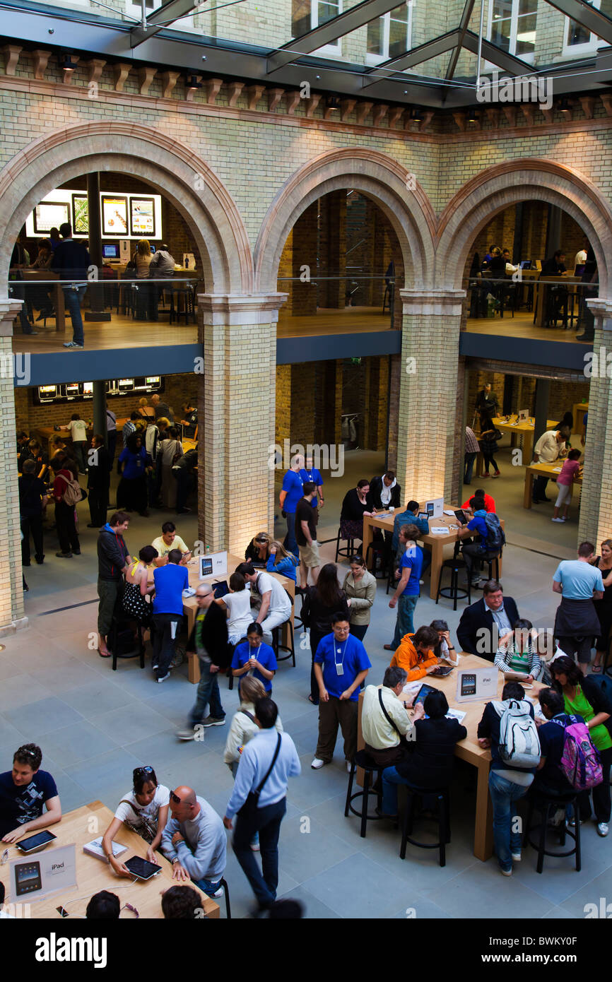 Apple computer store macbook imac hi-res stock photography and images ...