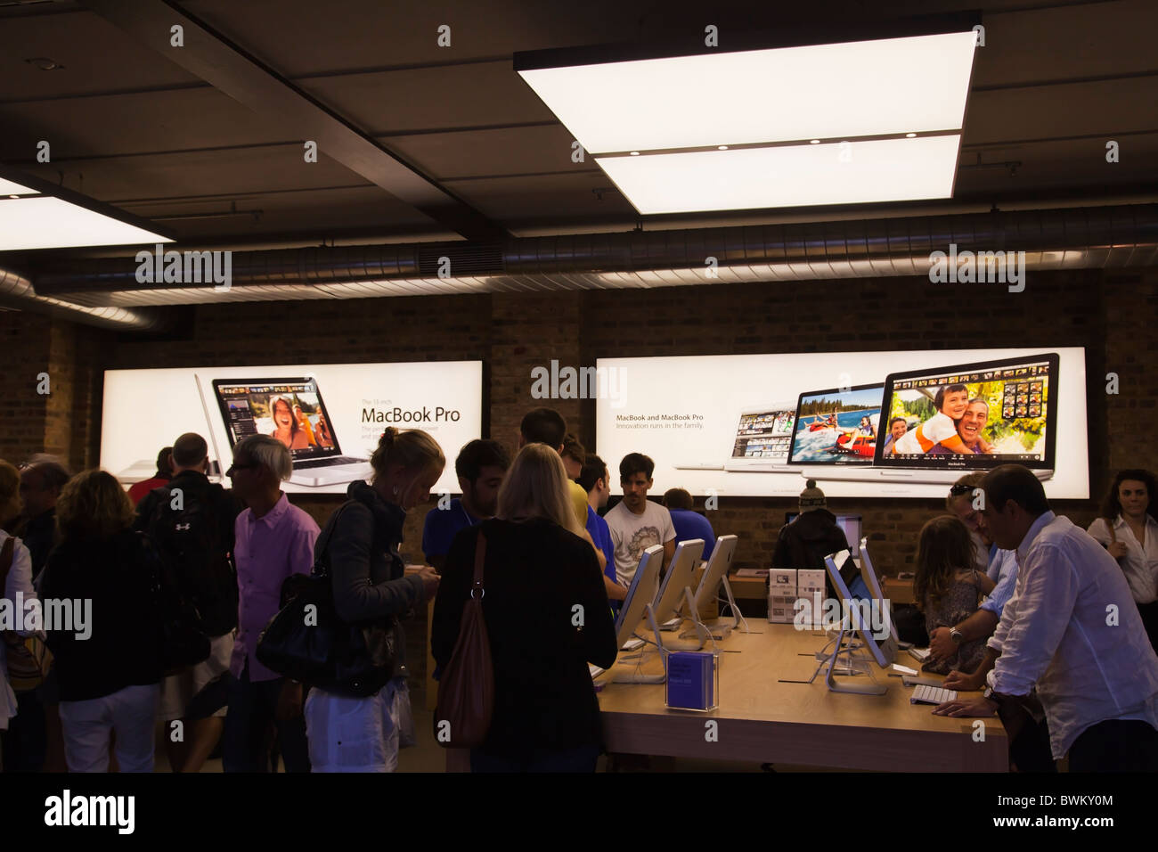 Apple computer store macbook imac hi-res stock photography and images ...