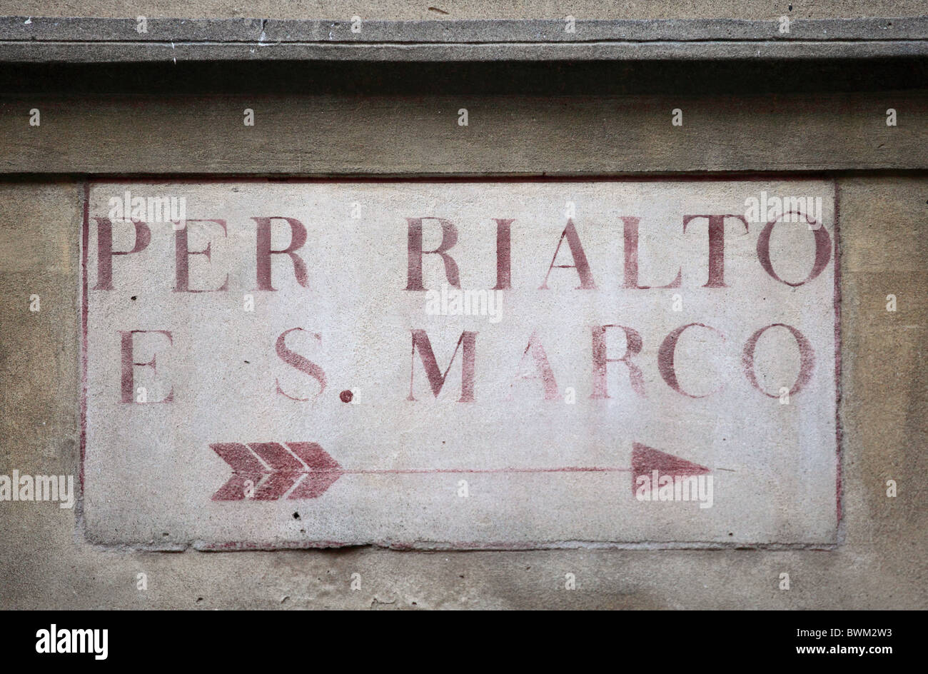 A stencilled direction sign on a wall in Venice Stock Photo - Alamy