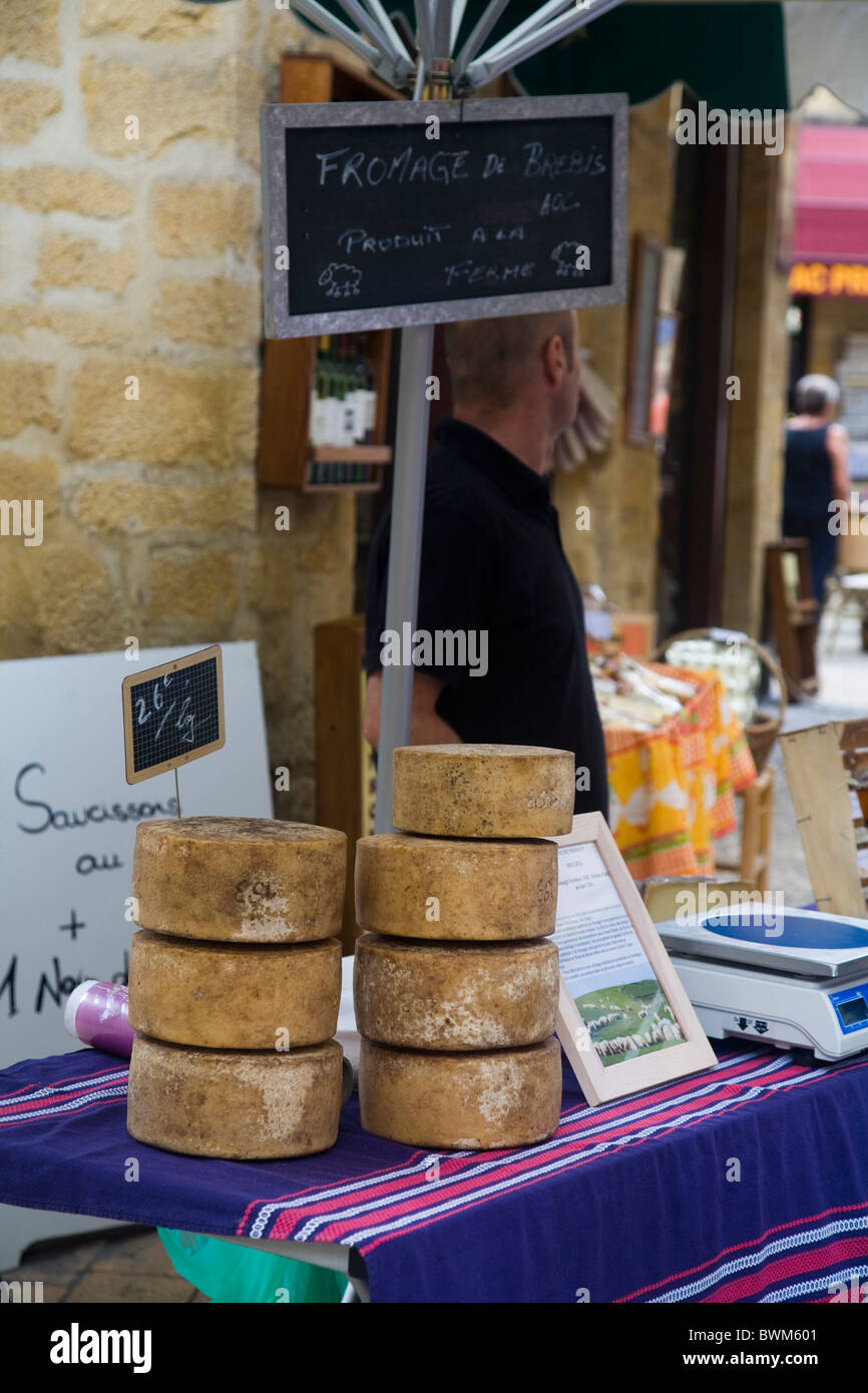 Cheese stall, Sarlat market, Dordogne, France Stock Photo - Alamy