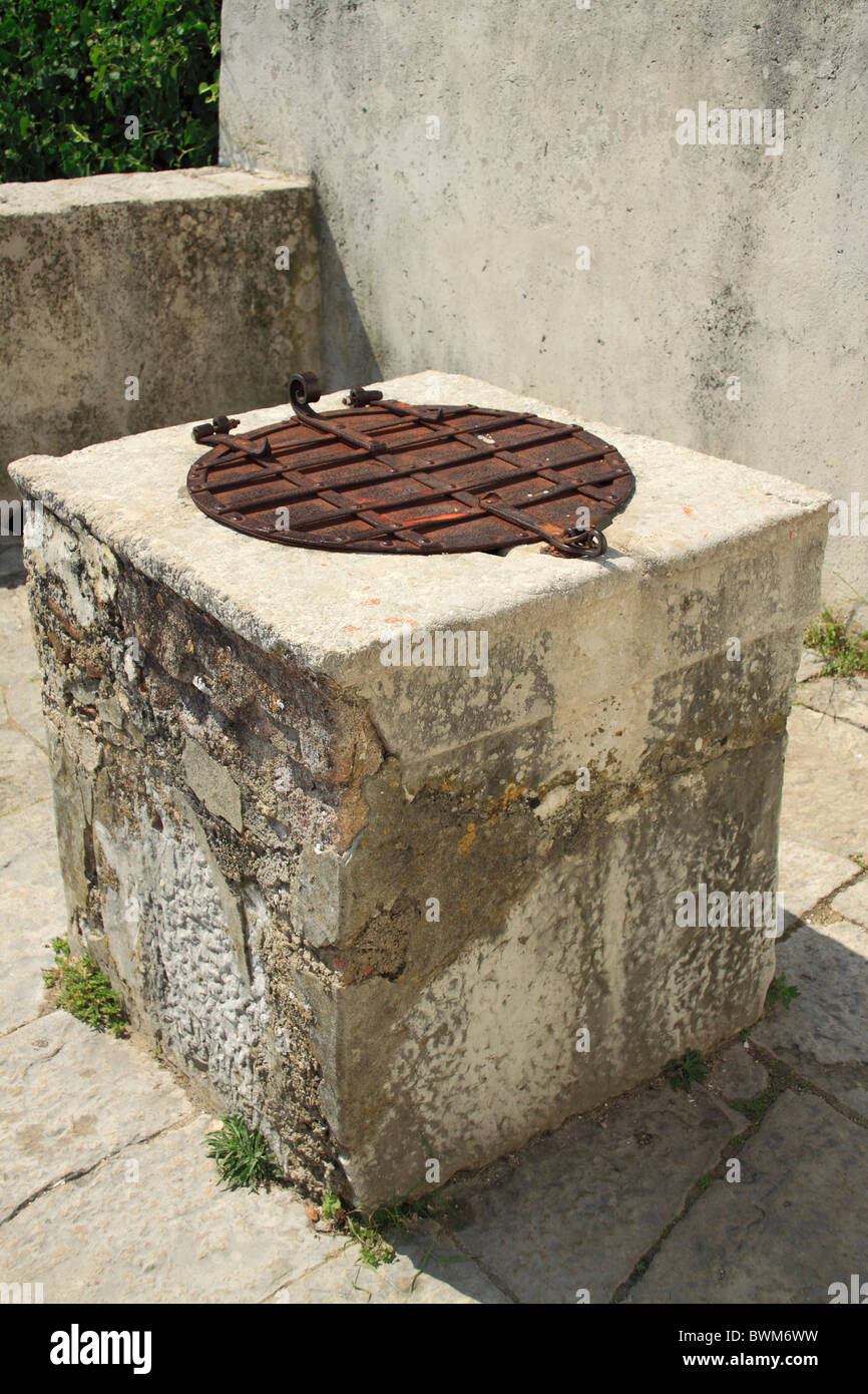 Well in village hi-res stock photography and images - Alamy