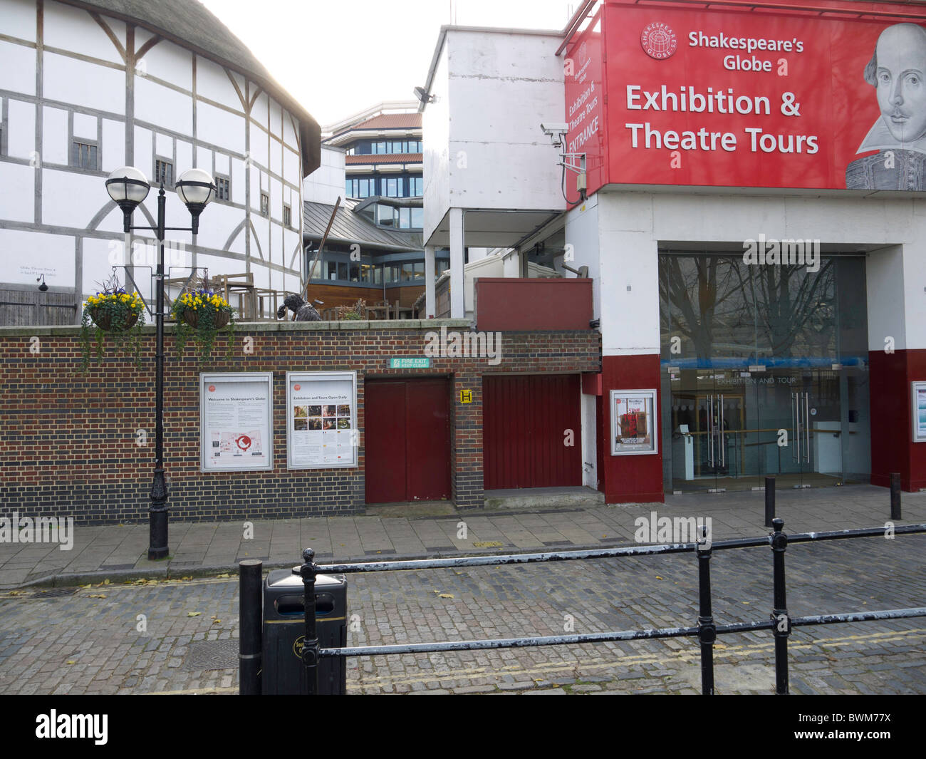 Shakespeare's Globe Theatre, Bankside, London Stock Photo - Alamy