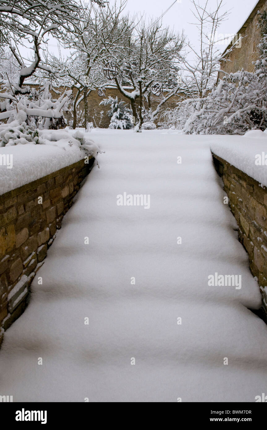 View of a snow covered garden after a heavy snowfall Stock Photo - Alamy