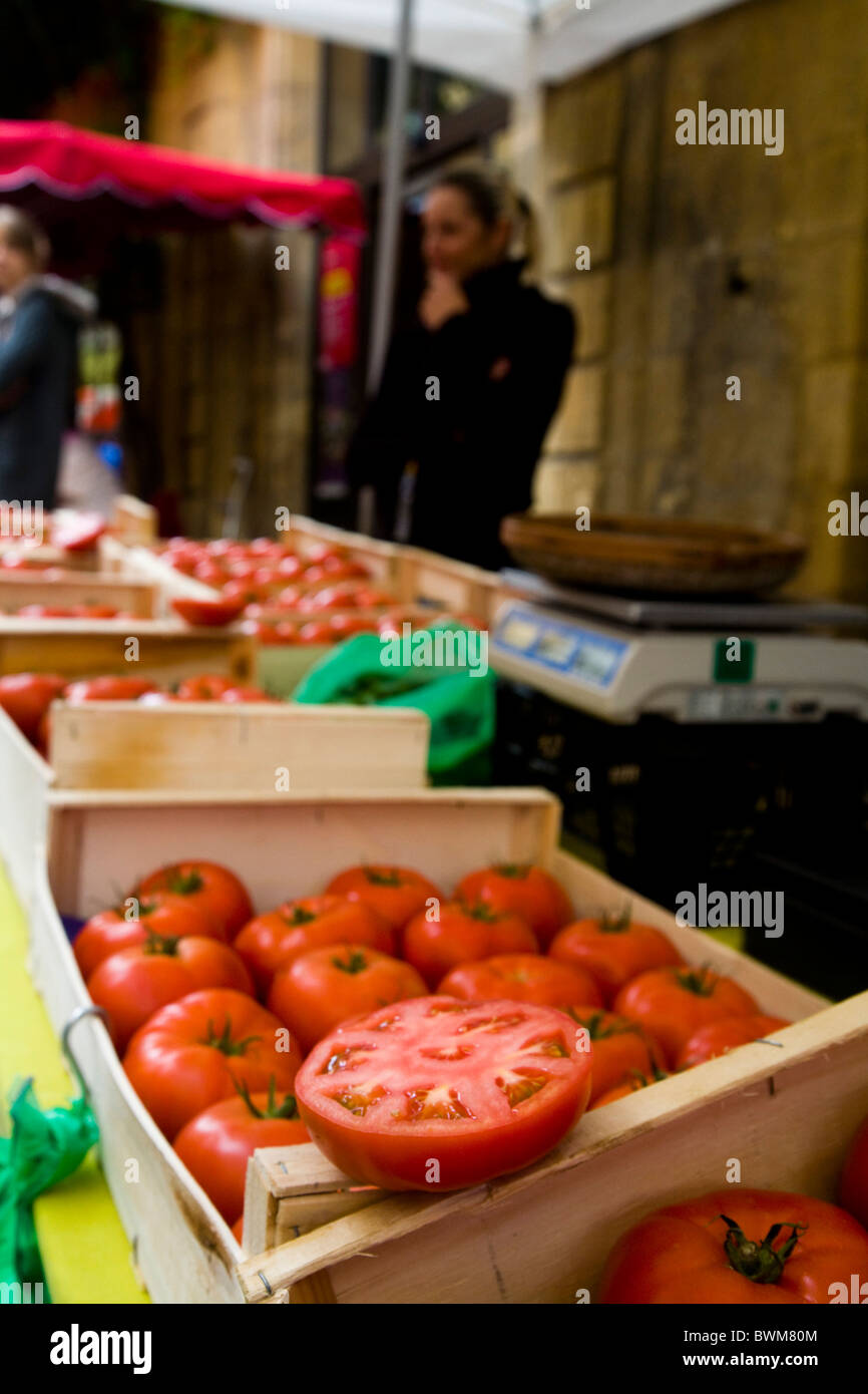 Tomato stall, Sarlat market, Dordogne Stock Photo - Alamy