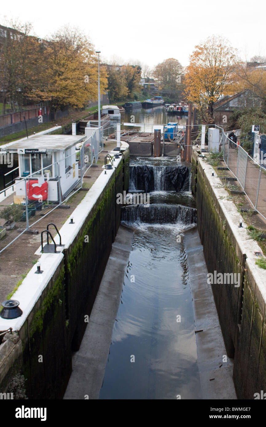Thames Lock, Brentford - the start of the Grand Union Canal where it ...