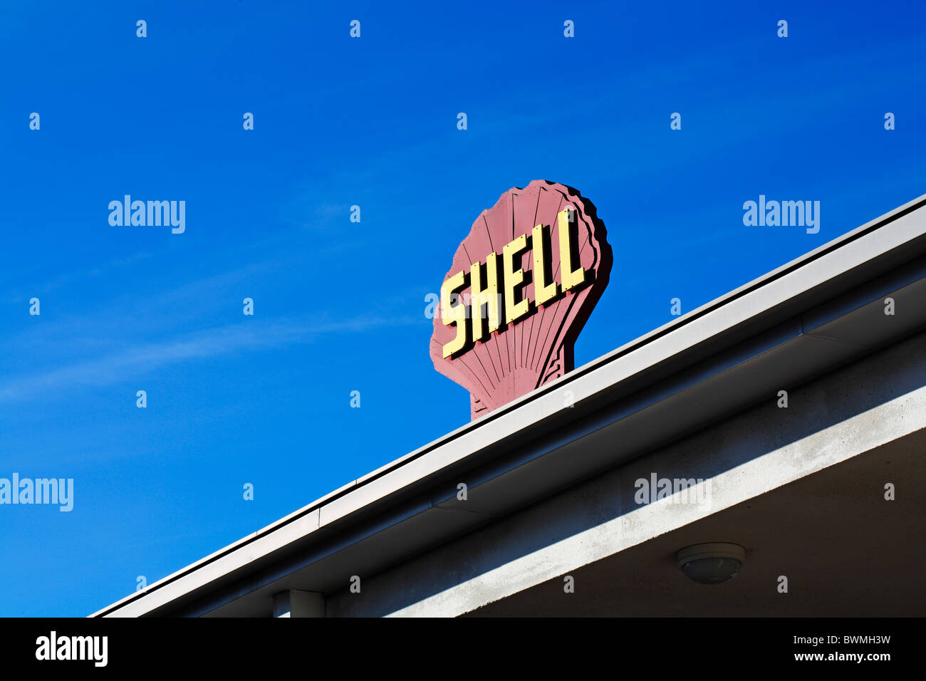 Shell signage hi-res stock photography and images - Alamy