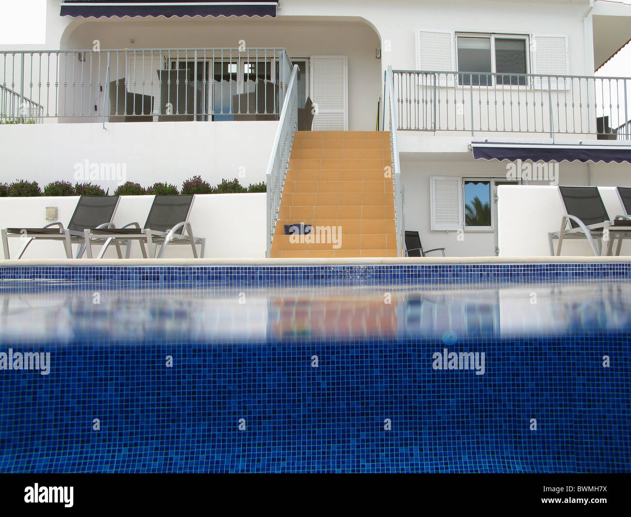 Half underwater pool hi-res stock photography and images - Alamy