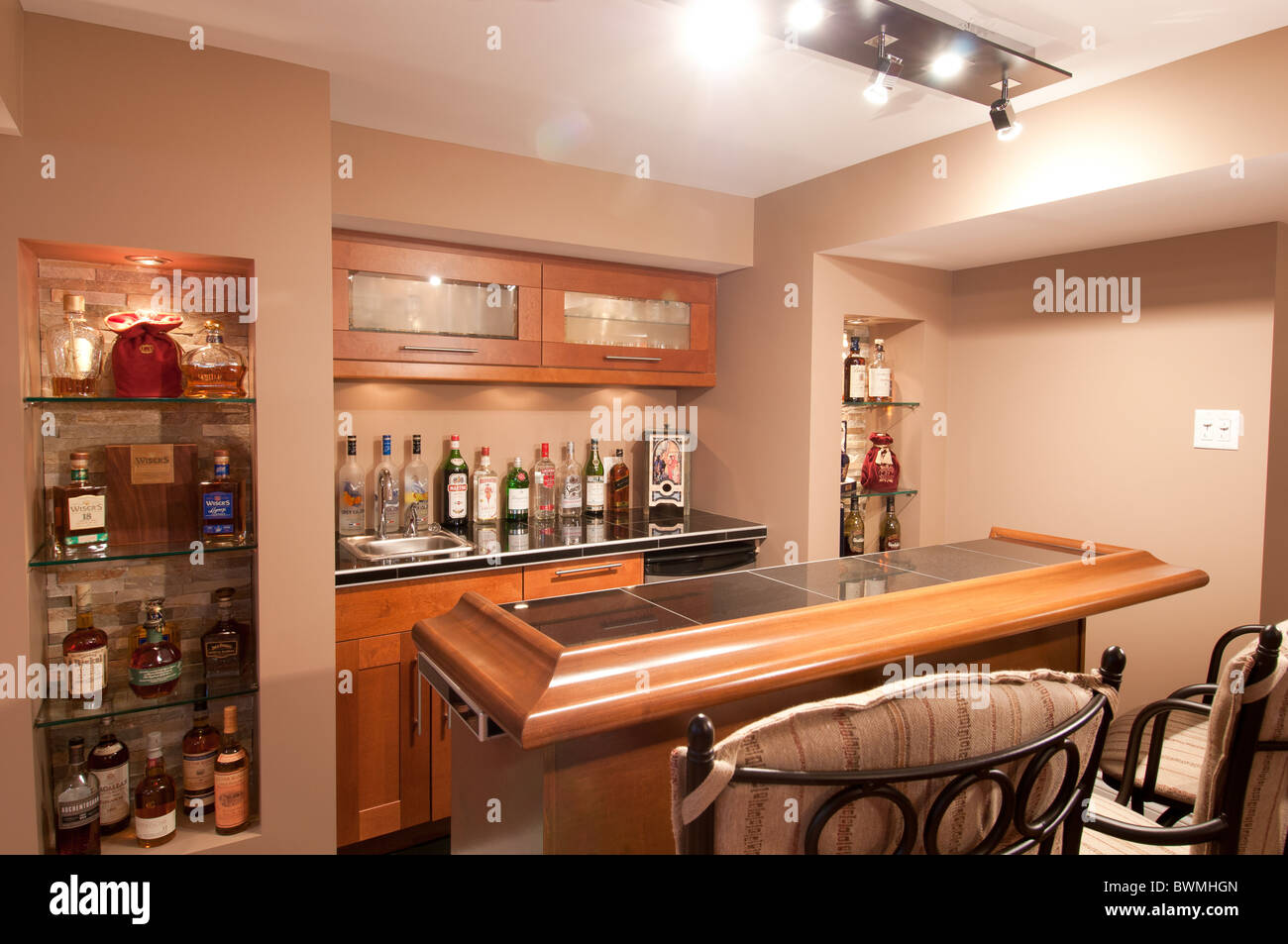 Home bar hi-res stock photography and images - Alamy
