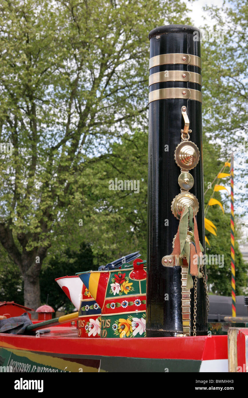 Painted buckby cans hi-res stock photography and images - Alamy