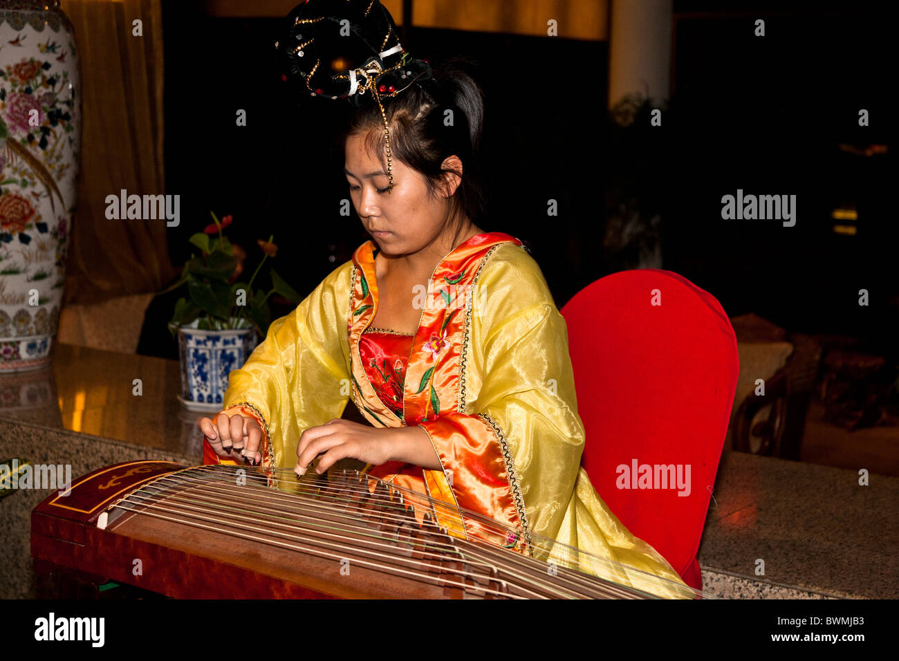 Guqin hi-res stock photography and images - Alamy