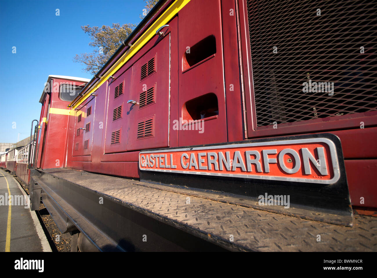 Caernarfon Station Gwynd Wales UK Diesel Train Carriages Stock Photo ...