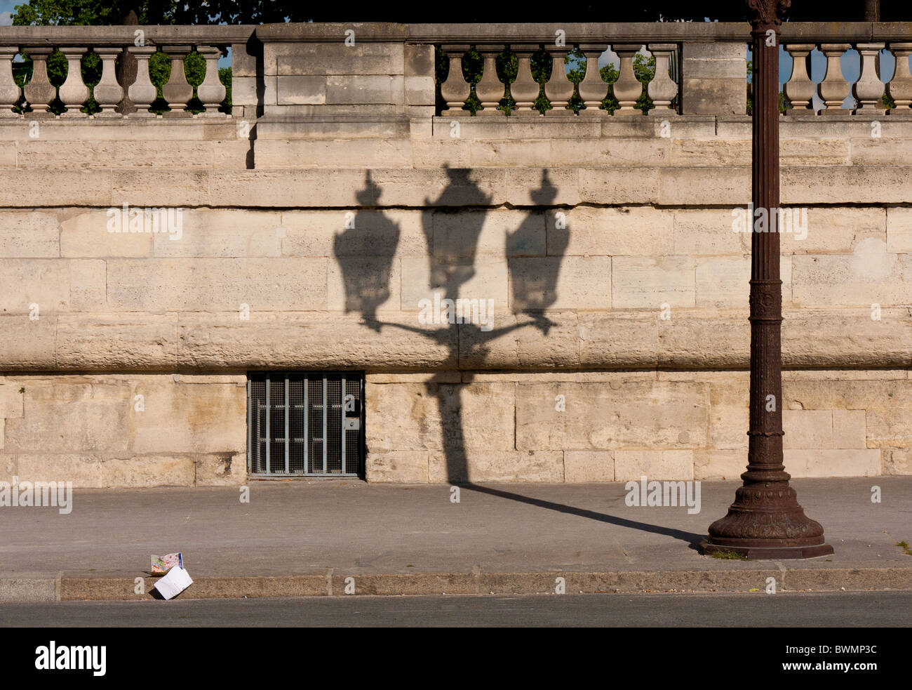 lamp post shadow, Place de la Concorde Stock Photo - Alamy