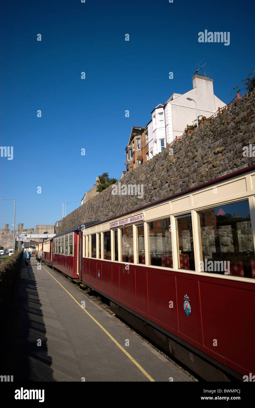 Caernarfon Station Gwynd Wales UK Diesel Train Carriages Stock Photo ...