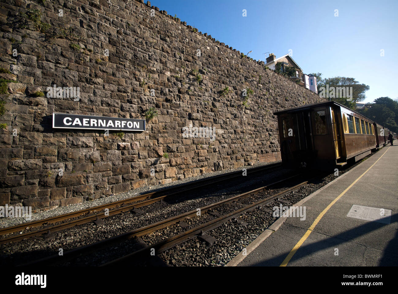 Caernarfon Station Gwynd Wales UK Diesel Train Carriages Stock Photo ...