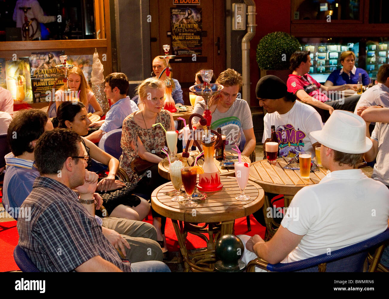 Pub crowd hi-res stock photography and images - Alamy