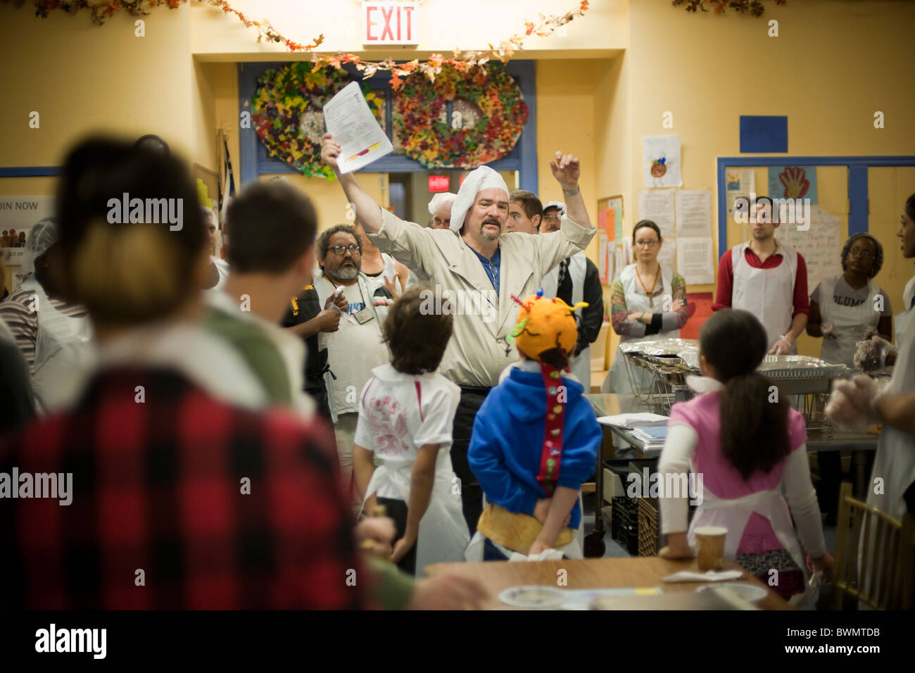 Volunteers prepare and serve Thanksgiving dinner to the neediest in New ...