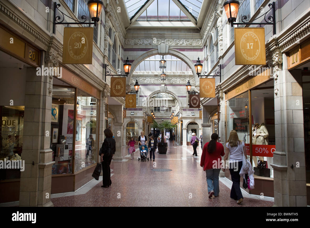 St michaels row chester shopping hi-res stock photography and images ...