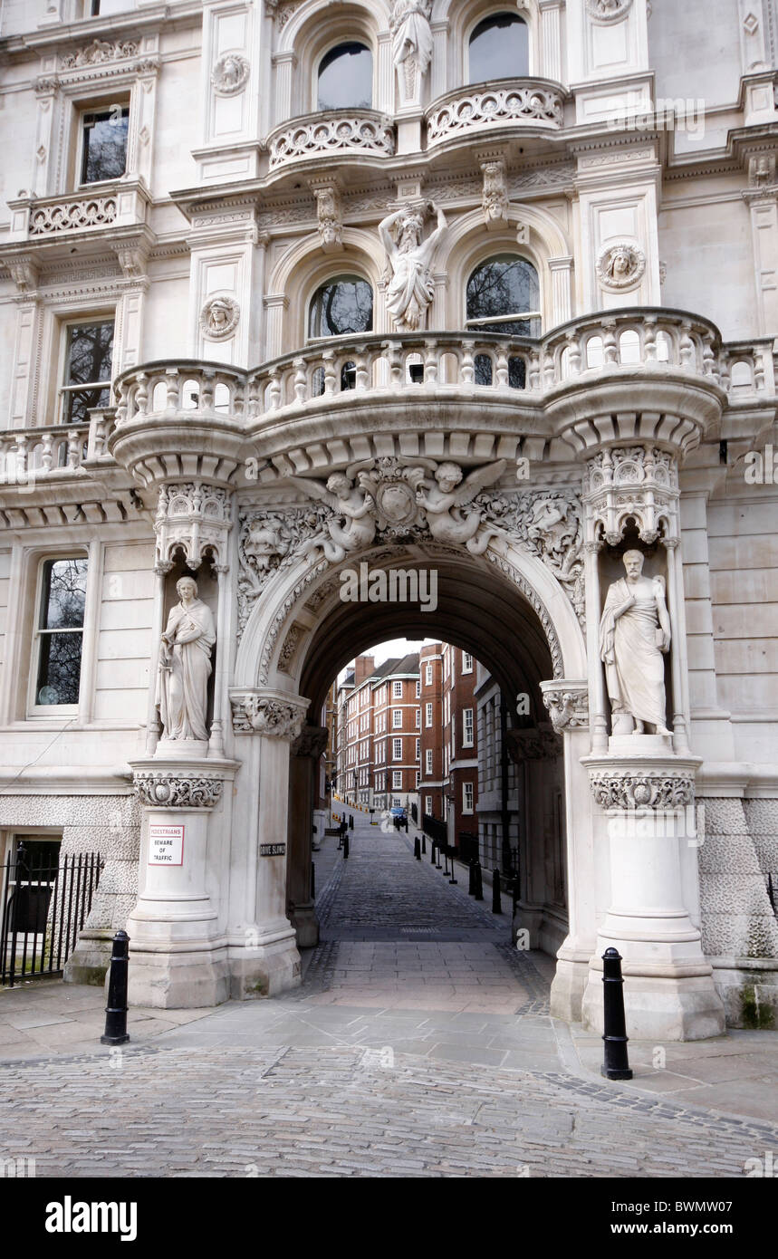 The South entrance to Temple, through Middle Temple Lane off London's ...