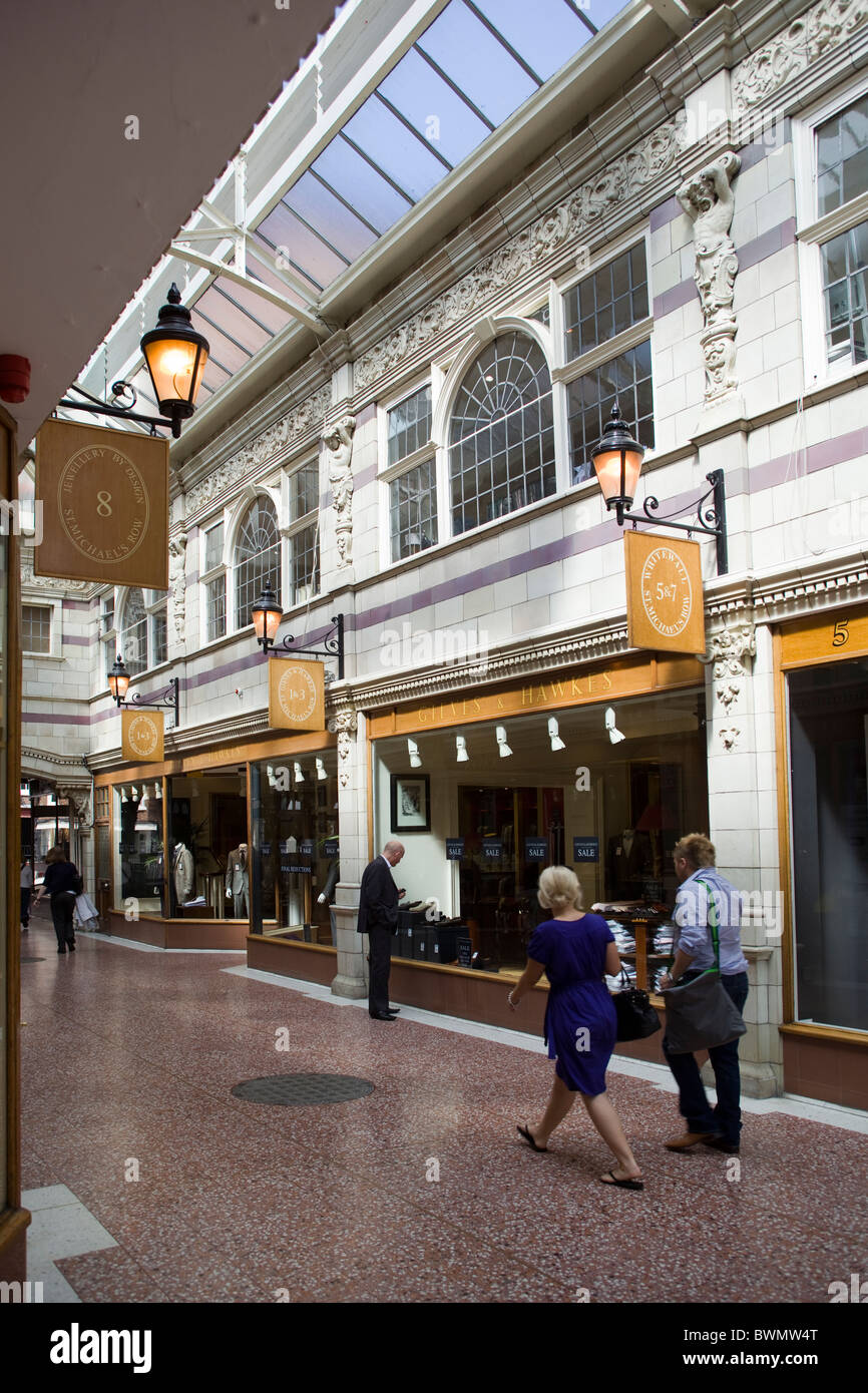 St michaels row chester shopping hi-res stock photography and images ...