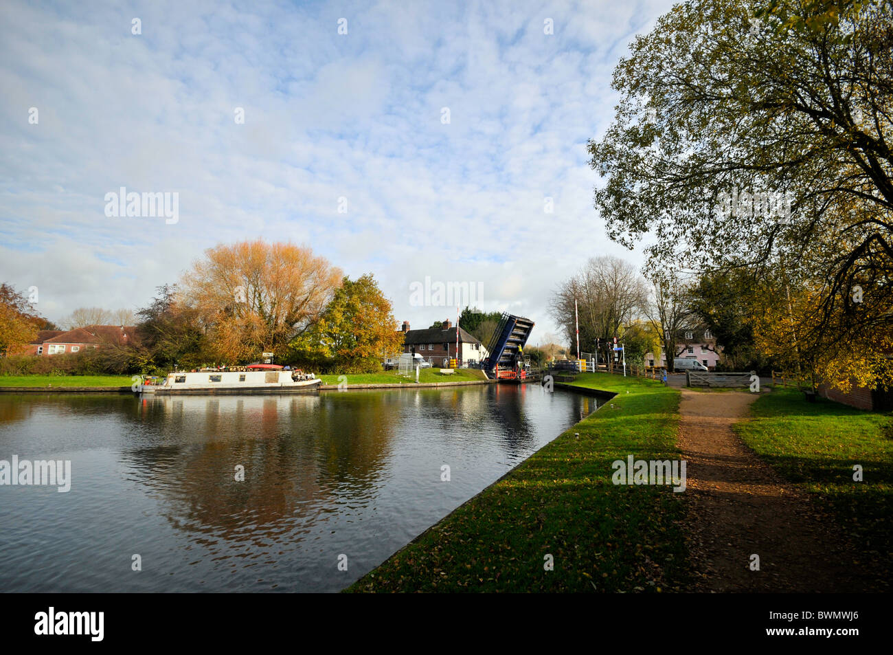 Aldermaston Padworth Lock Kennet Avon Canal Berkshire UK Lifting Bridge ...