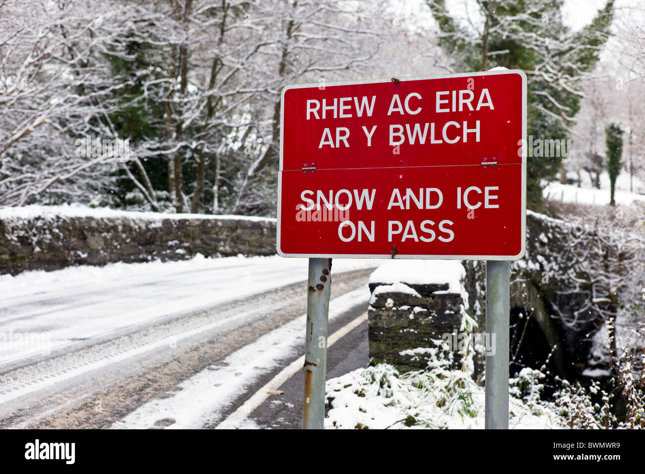 Welsh road sign hi-res stock photography and images - Alamy