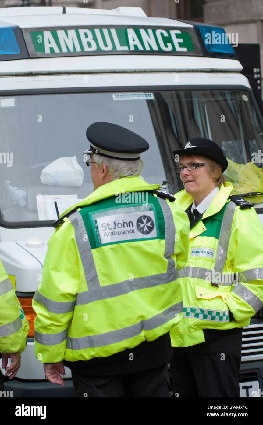 Ambulance staff uk hi-res stock photography and images - Alamy