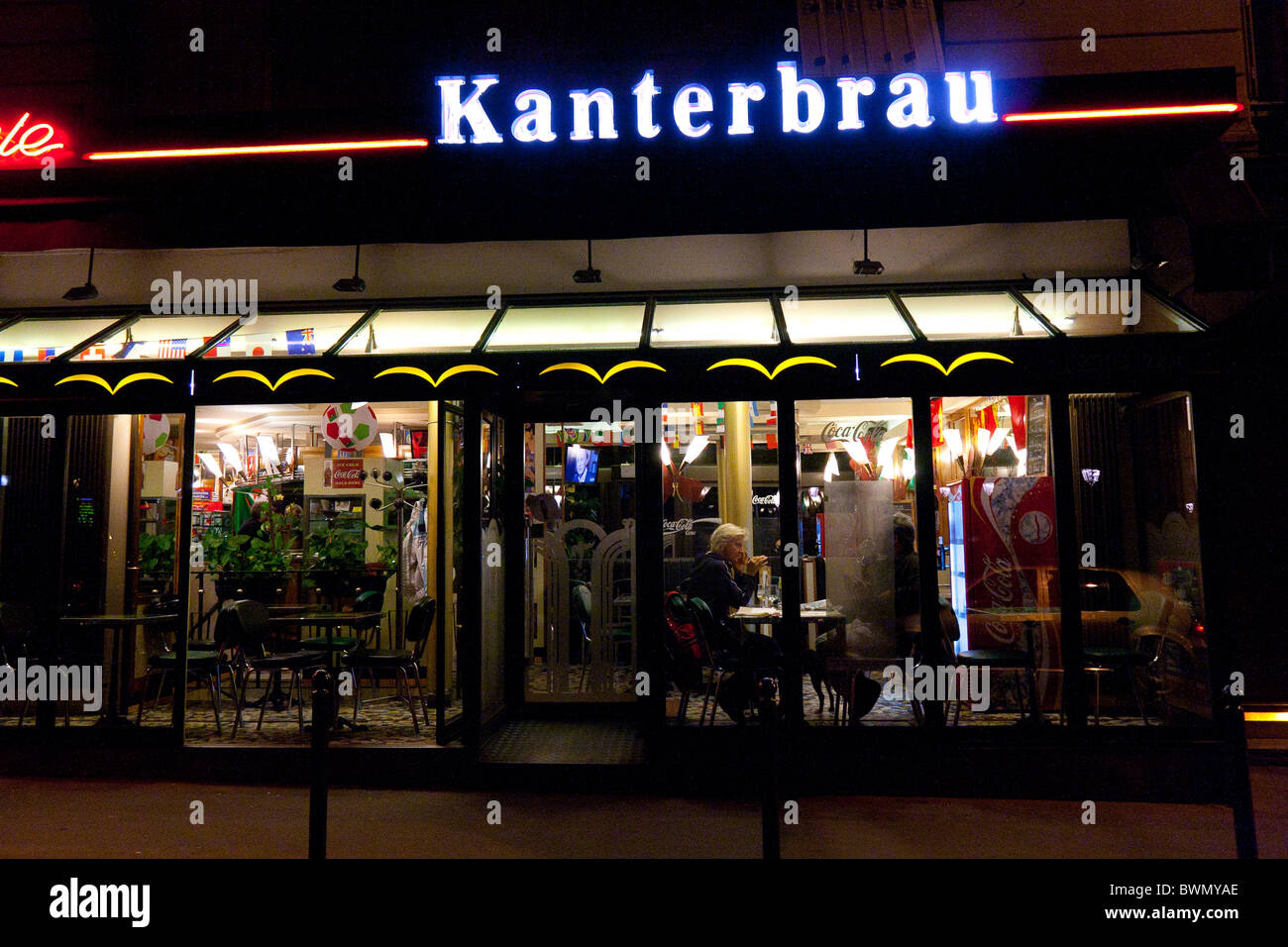 Parisian cafe window hi-res stock photography and images - Alamy
