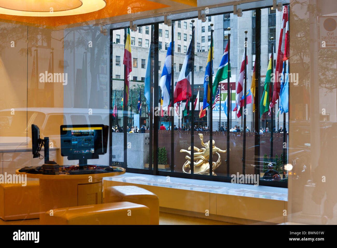U.S.A., New York, Manhattan, a shop in Rockefeller Center Stock Photo ...